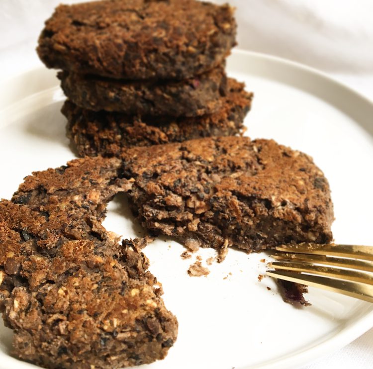 Super steaks vegan aux haricots noirs ou rouges - Nathalie Deckert